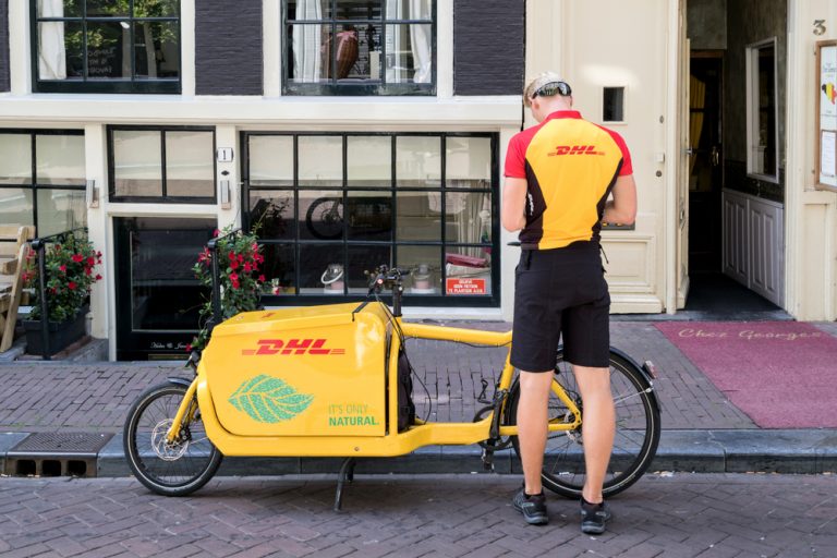 DHL tekent zelf af voor ontvangst tijdens de coronacrisis – PITANE.BLUE